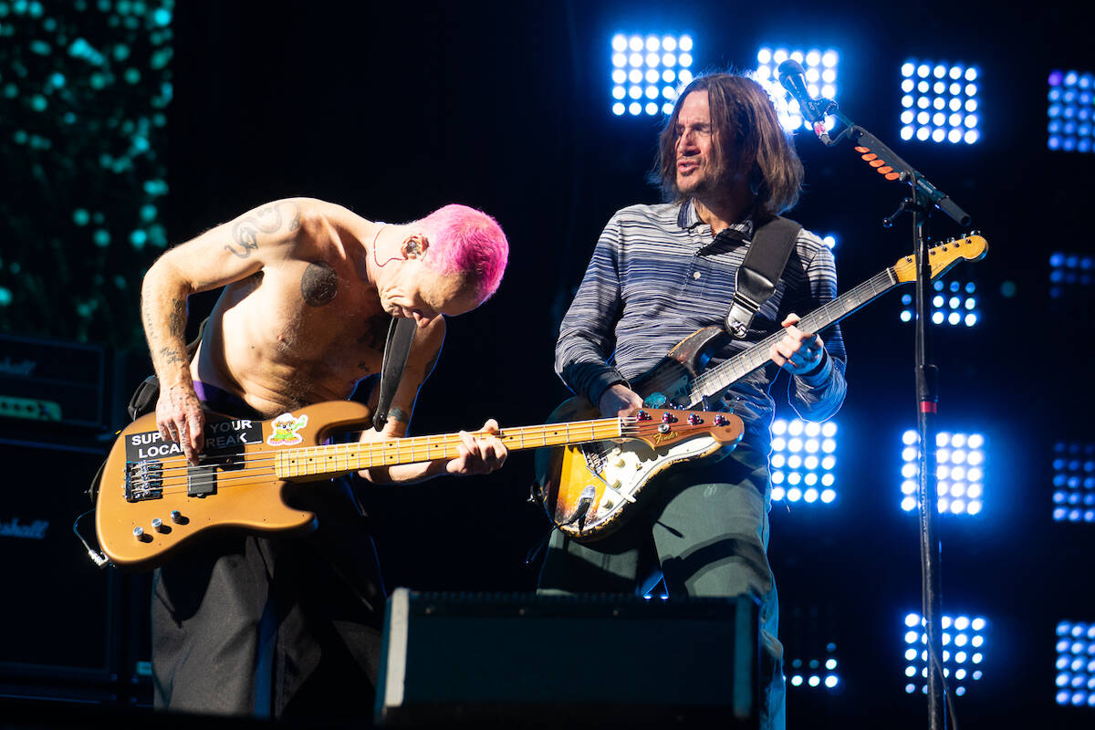 CONCERT REVIEW: Flea shines as Red Hot Chili Peppers kick off stadium ...